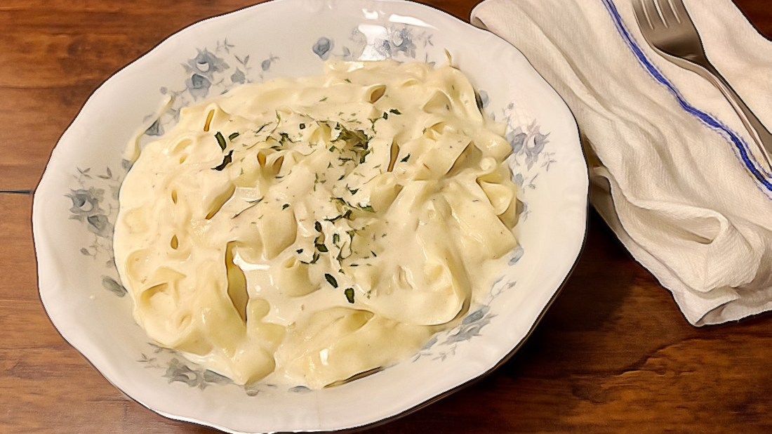 Pasta with Garlic Parmesan Cream Sauce – The Itty Bitty Kitchen