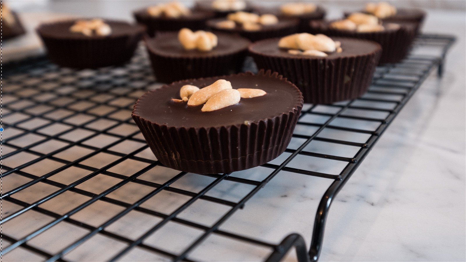 Chocolate Peanut Butter Cups – Linis Bites GmbH