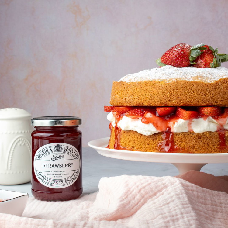 Strawberry and Cream Victoria Sandwich – Tiptree